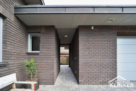 Netradiční černá fasáda z cihel | KLINKER Centrum